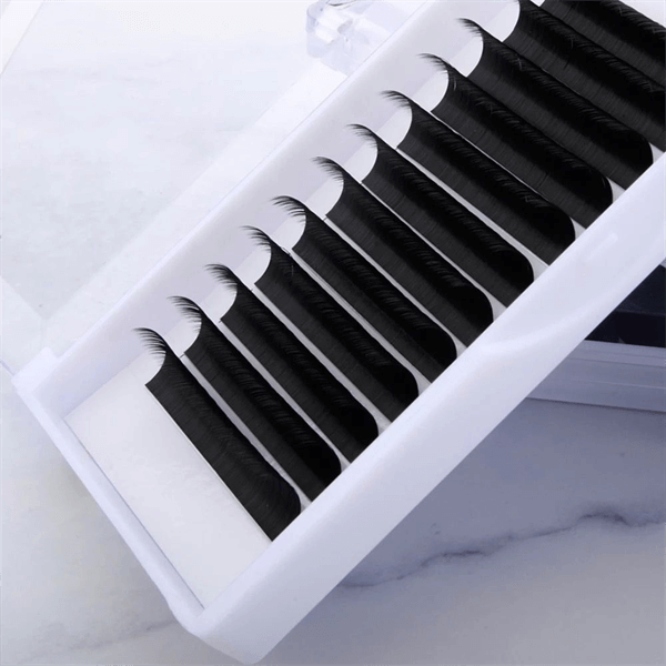 Wispy Hybrid Full Set Cat Eye Eyelash Extensions